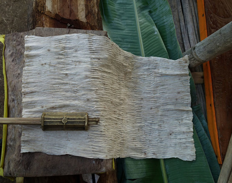 Kain Kulit Kayu, Pakaian Tradisional dari Lembah Bada Kain Kulit Kayu, Pakaian Tradisional dari Lembah Bada