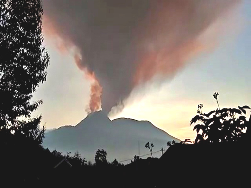 Erupsi Gunung Lewotobi Laki-laki, Ribuan Warga Mengungsi Erupsi Gunung Lewotobi Laki-laki, Ribuan Warga Mengungsi